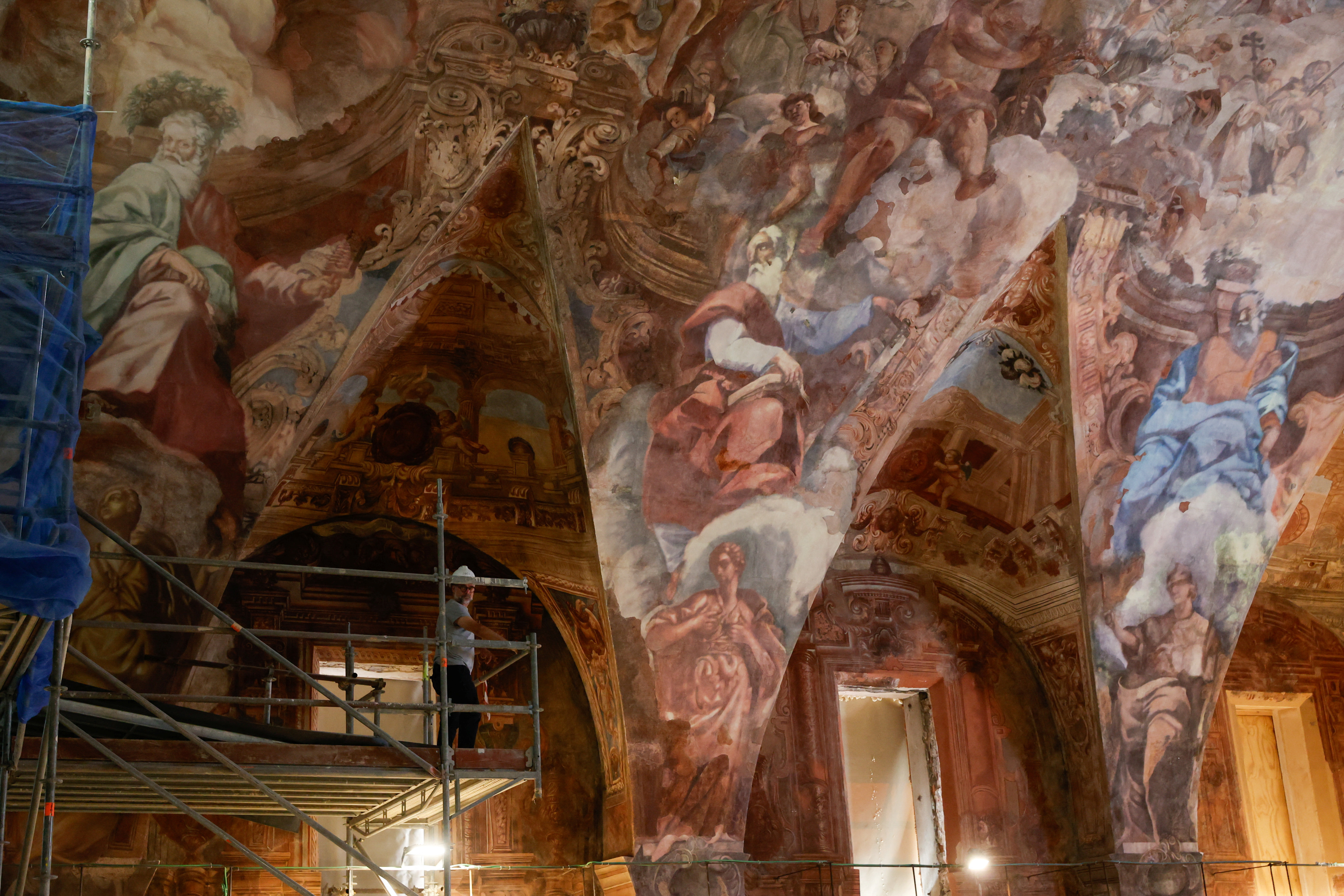 Spanish mother and daughter train bacteria to restore church frescoes