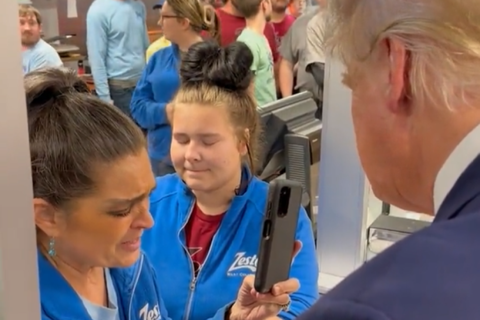 Donald Trump prays with restaurant worker while on campaign trail