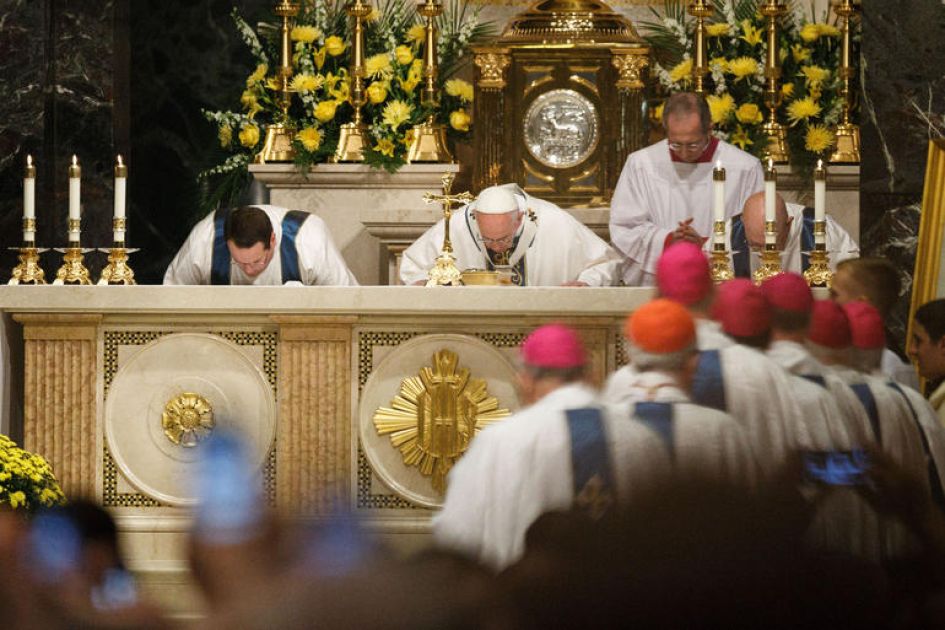 Midnight mass won't be at midnight and travel ban imposed in Italy ...