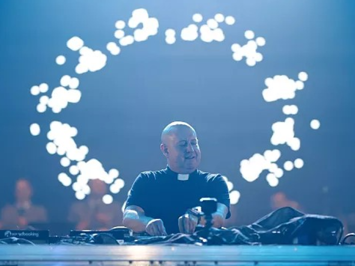 Viral DJ priest remixes Super Mario theme at Medusa Festival, blending ...