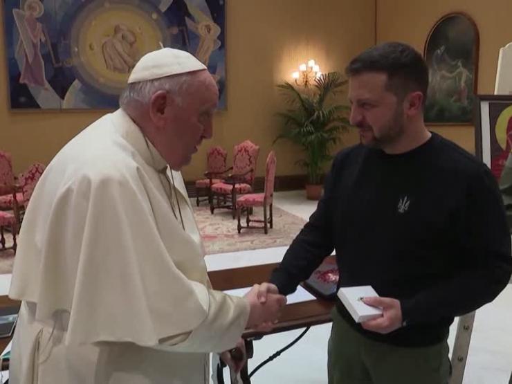 Ukraine's President exchanges gifts with Pope