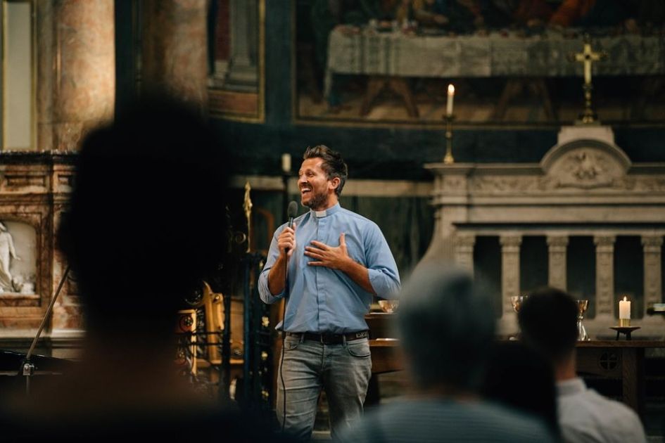 Vicar blasts famous Christian hymn down London street and leads those ...