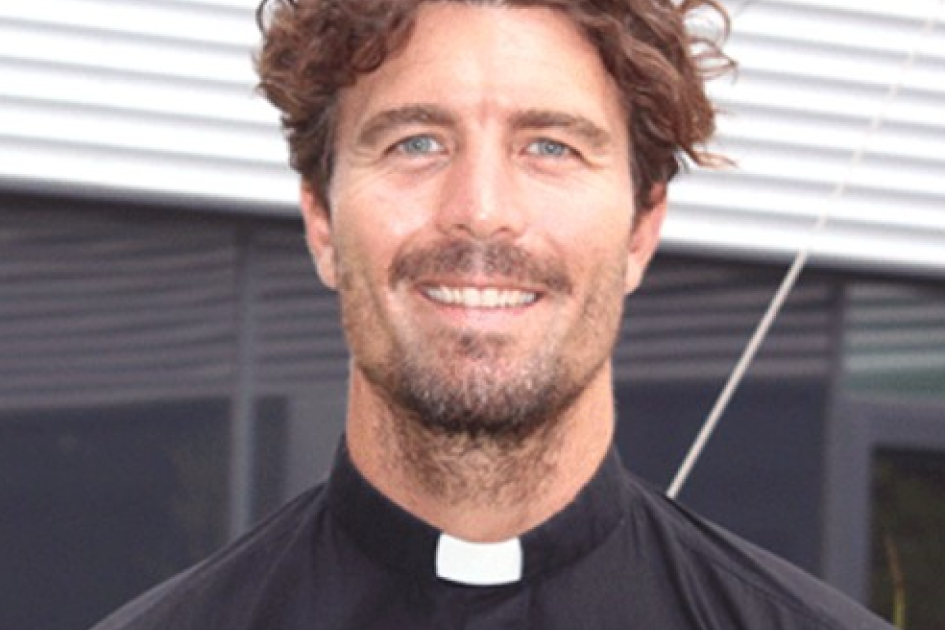 Surfing priest makes riptide rescue after shark attack save