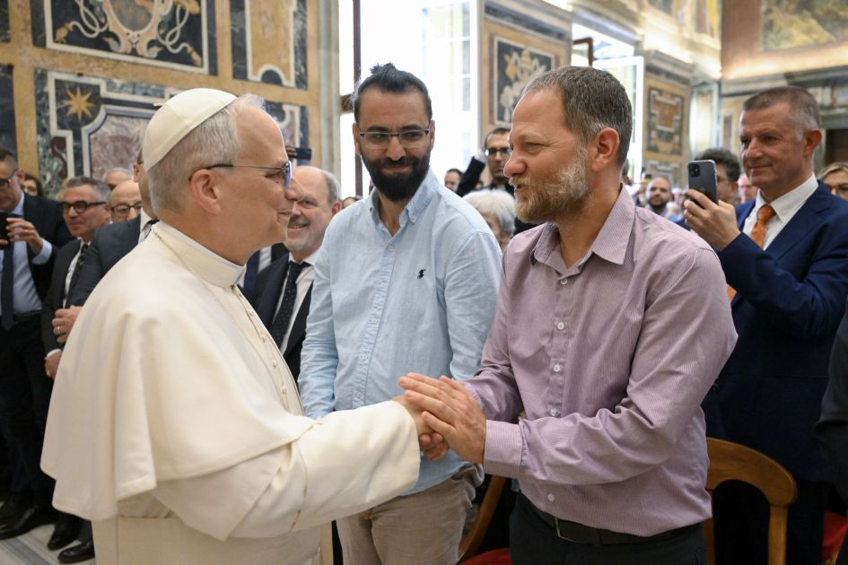 'We are brothers', Israeli and Palestinian peace activists meet Pope at ...