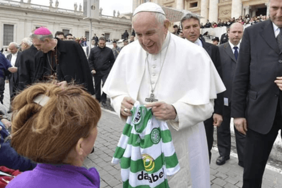 Pope given Celtic football shirt