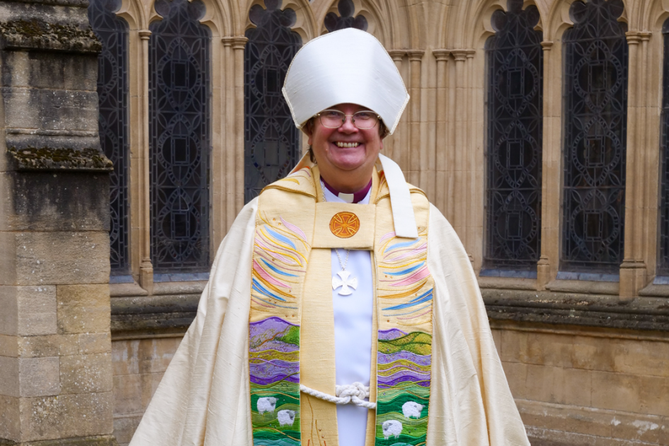 New Bishop wears puffin-embroidered robe at installation service