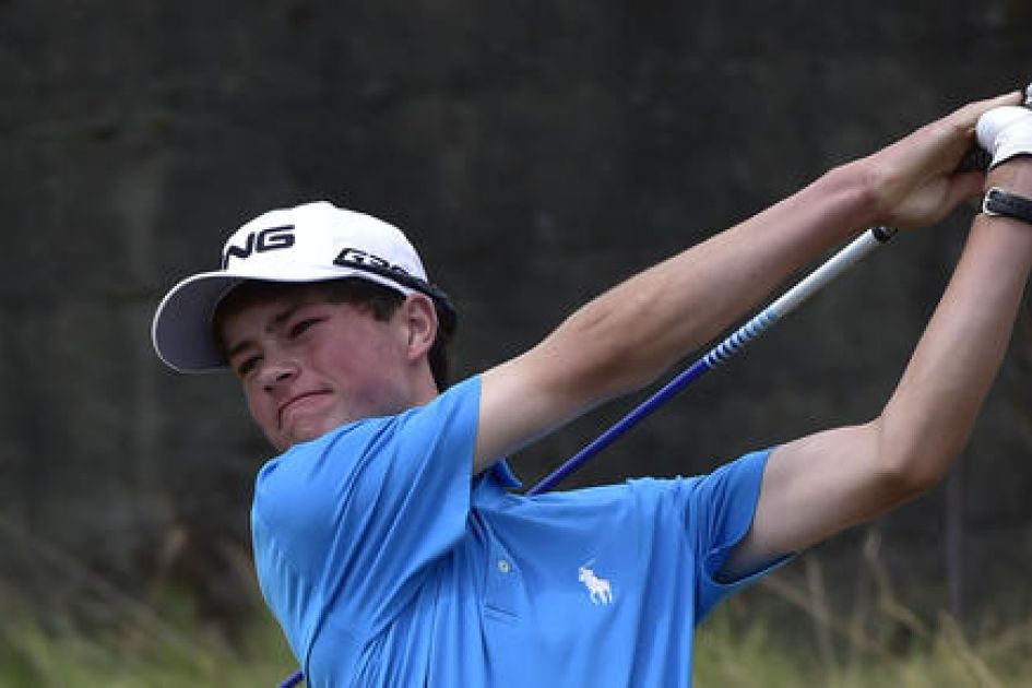 Golf prodigy prays before games