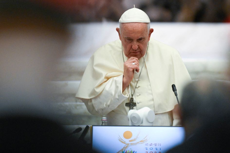 Pope meets with transgender group at Vatican