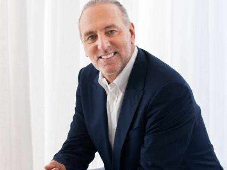 Brian Houston returns to Australia to fight charges he concealed father ...