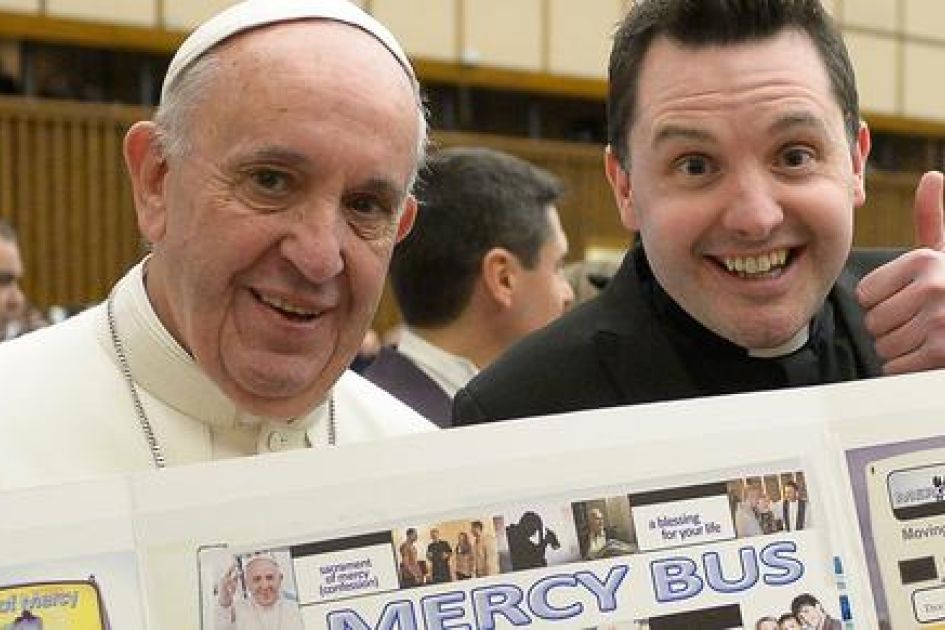 Pope "blesses UK church on wheels"
