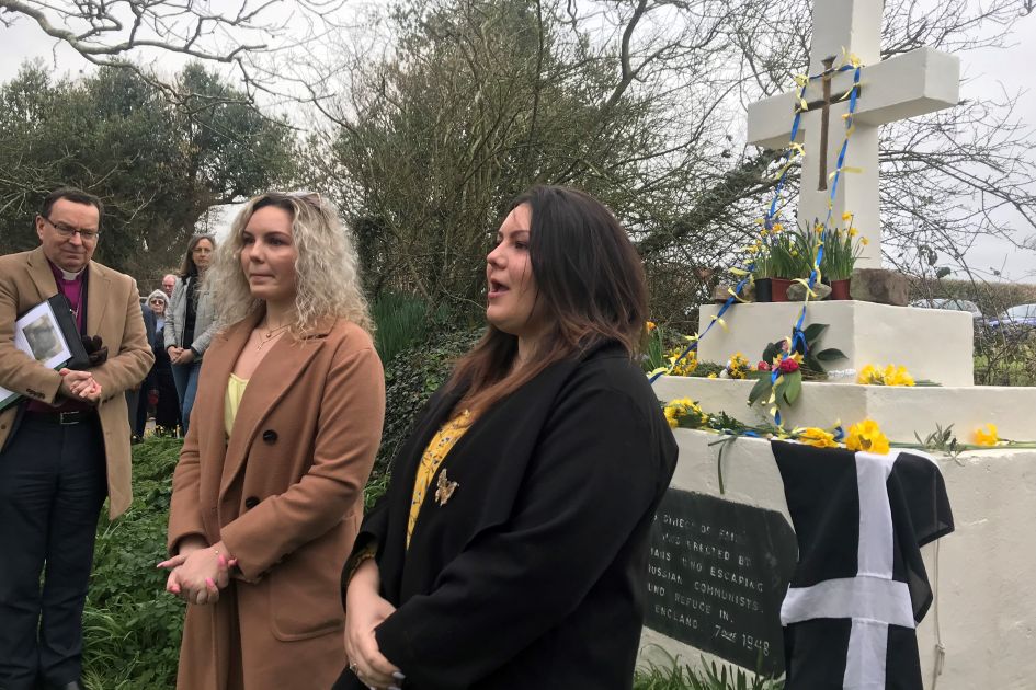 Hundreds gather around Ukrainian Cross in Cornwall in spirit of ...