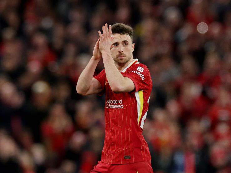 Fans pray as Christian soccer player Diogo Jota dies in car crash
