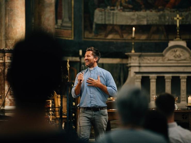 Vicar blasts famous Christian hymn down London street and leads those ...