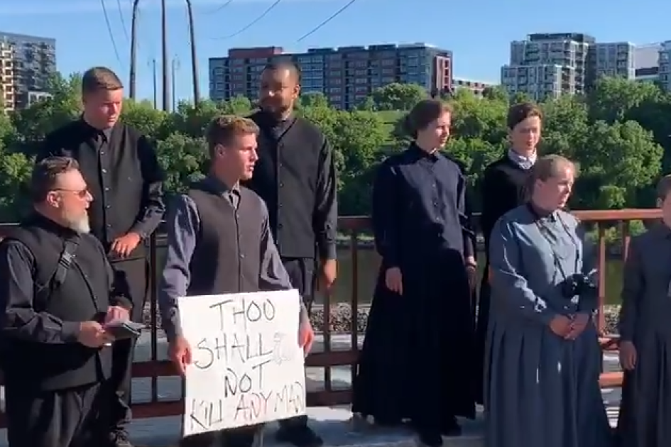 Church group goes viral after singing hymns, offering hugs at US protests