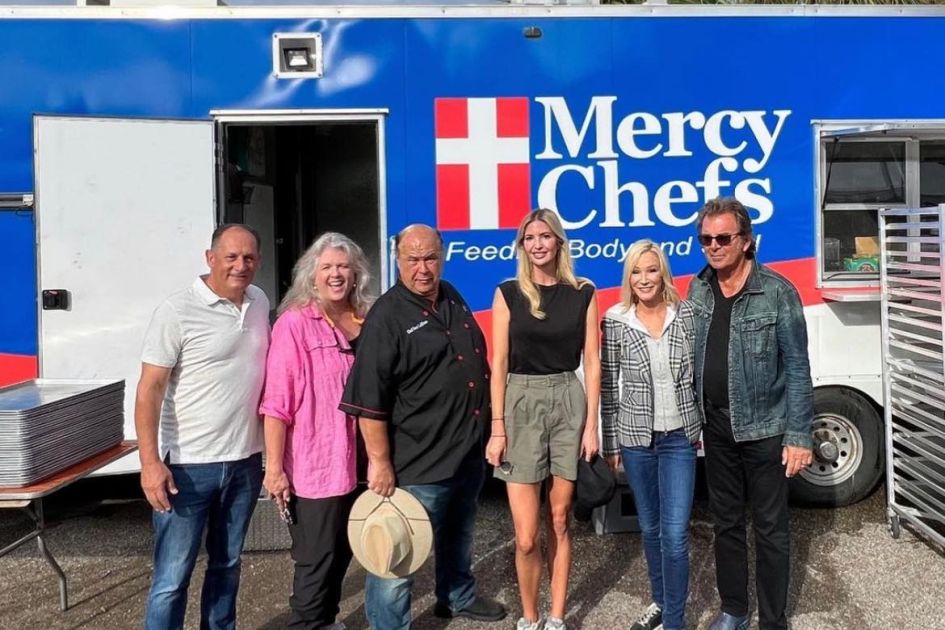 Ivanka Trump delivers hot meals alongside Christian organisation to ...
